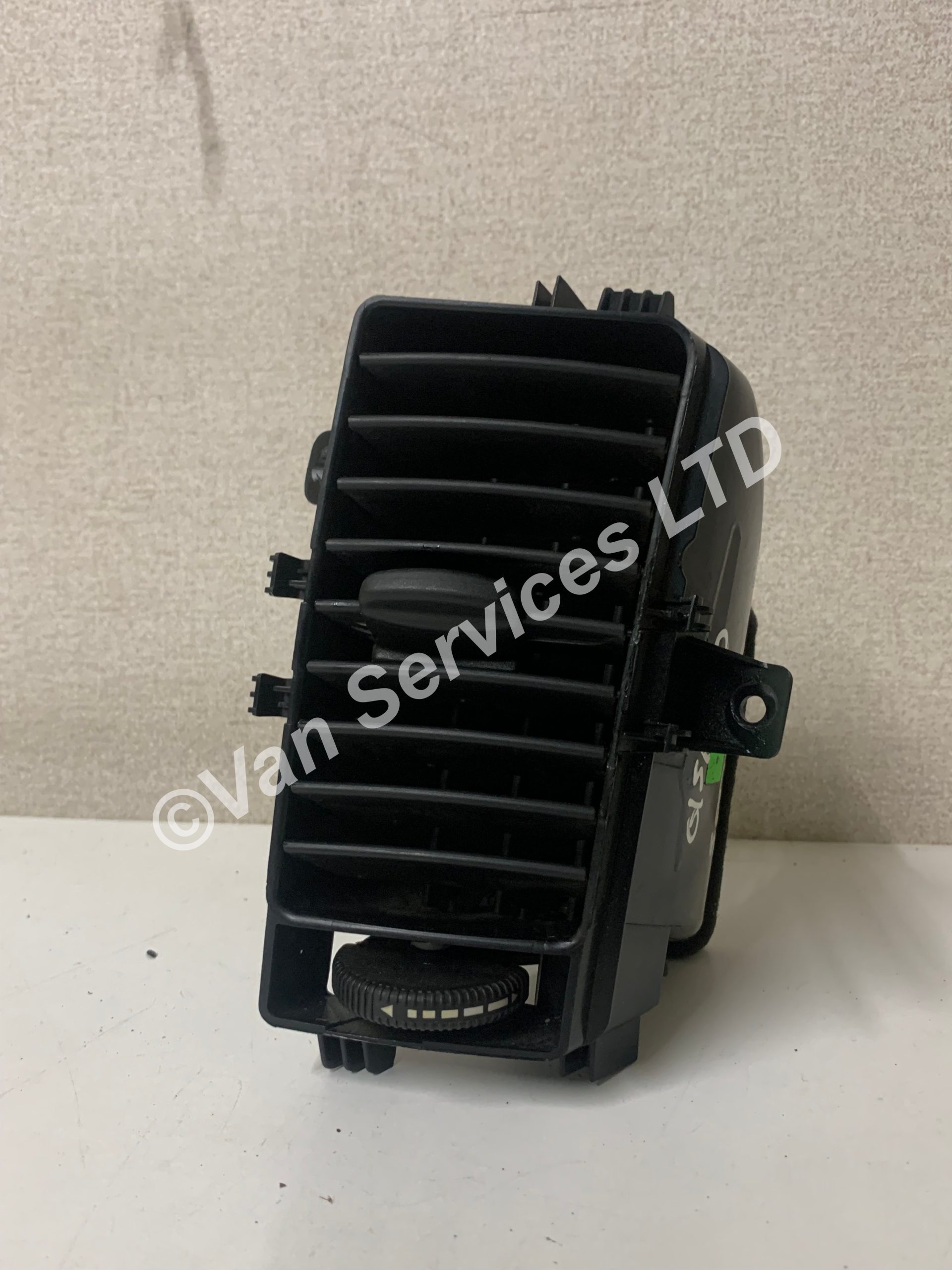 MERCEDES SPRINTER OS MIDDLE DASH AIR VENT – FITS 2007-18 – Van Services Ltd