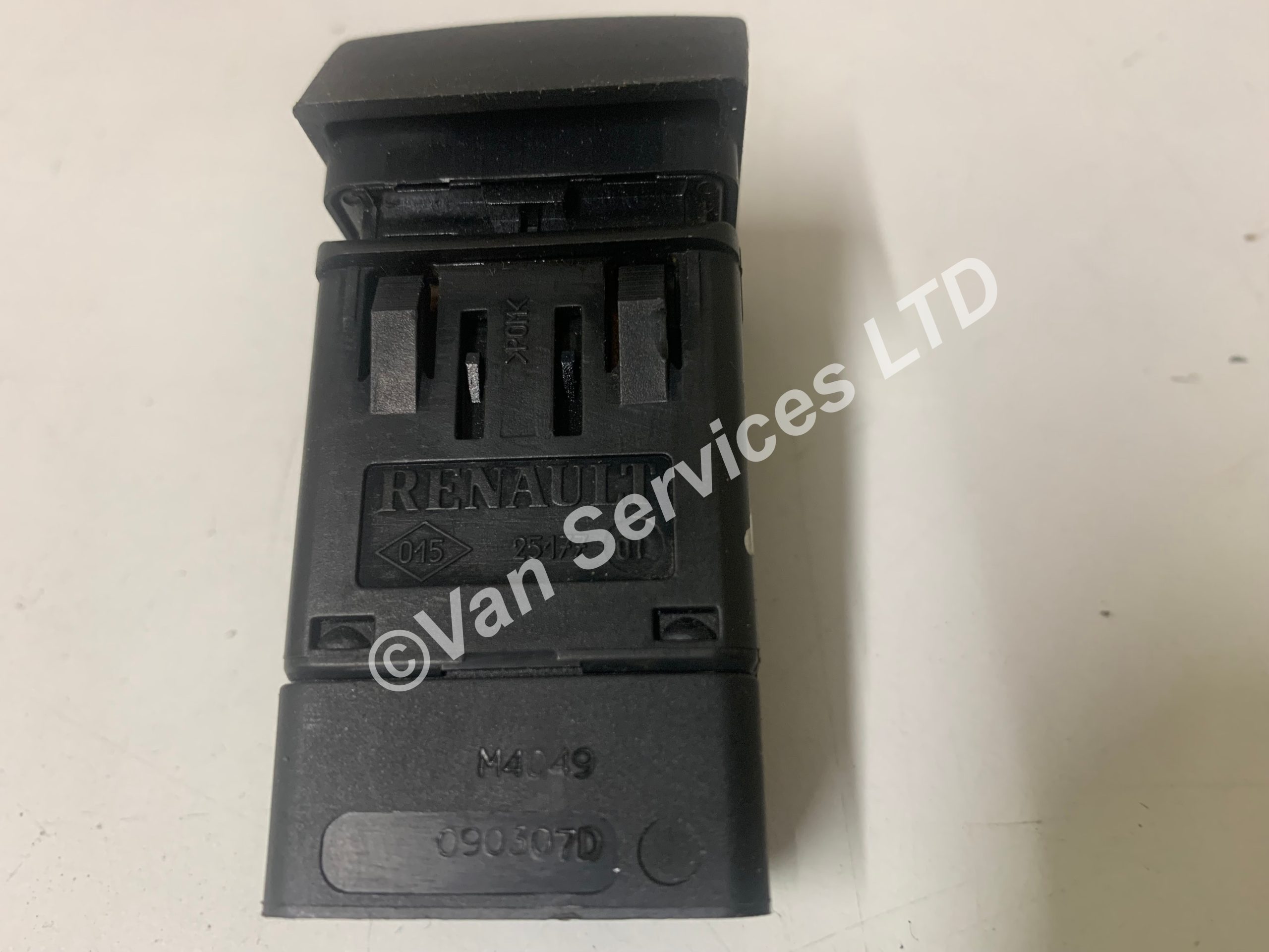 GENUINE RENAULT KANGOO HAZARD SWITCH – FITS 2003-06 – Van Services Ltd
